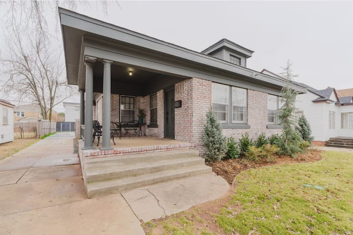 Spacious & Charming Home W/ Garden - Oklahoma City, OK