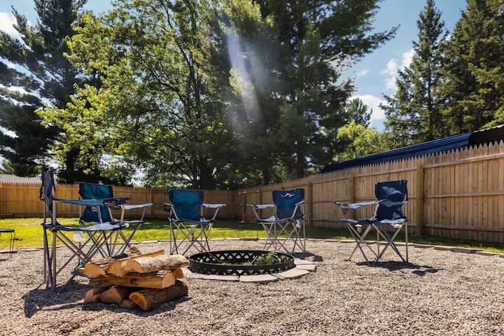 Otsego Lake Access~fire Pit~close To Downtown - Gaylord, MI