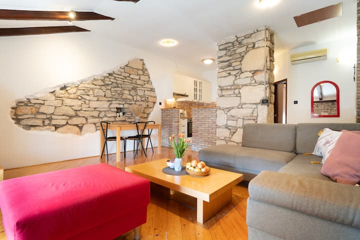 App With Amphitheatre Arena Nearby - Pula