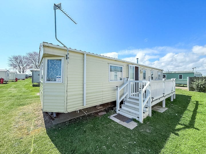 Caravan With Decking California Cliffs Ref 50072d - Hemsby