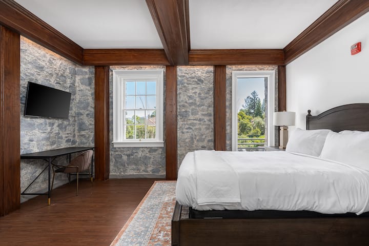 Elegant Santa Rosa Getaway At Historic Stonehouse! - Santa Rosa, CA