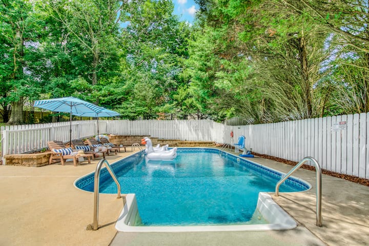 5bd Sleeps 18! Pool, Bball, Game Rm, Fire Pit - Caroline du Nord
