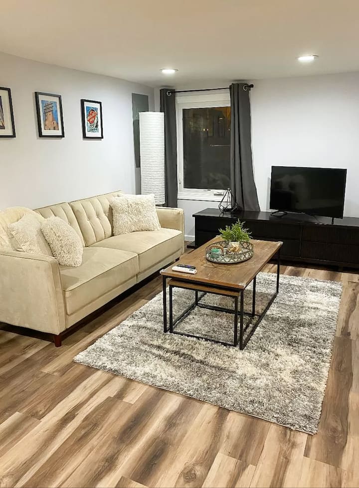 3 Min Walk To H St., Stylish Modern Studio - Washington, D.C.