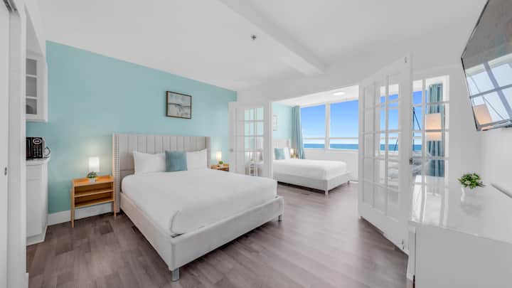 Ocean-view, Divided Studio + Free Valet Parking - Miami Beach, FL