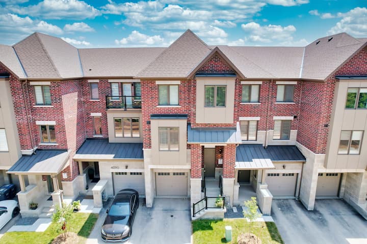 4 Bedroom 4 Washroom Townhouse - Mississauga