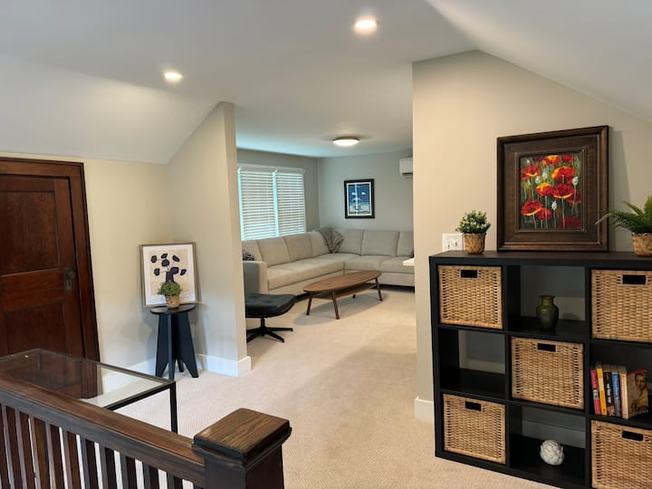 Cozy Coach House - South Bend, IN