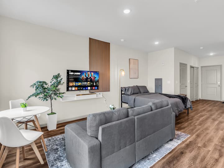 Unique Studio + Free Parking And Gym - Christian Park Indianapolis