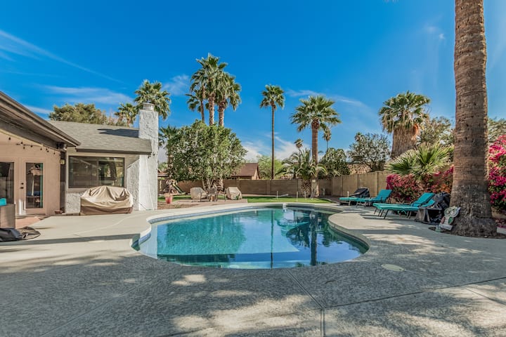 Spacious Home + Pool, Putting & Dream Backyard - Phoenix, AZ