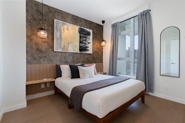 Ac/skytrain/sleeps 4/privatebalcony/queen+sofabed. - Burnaby