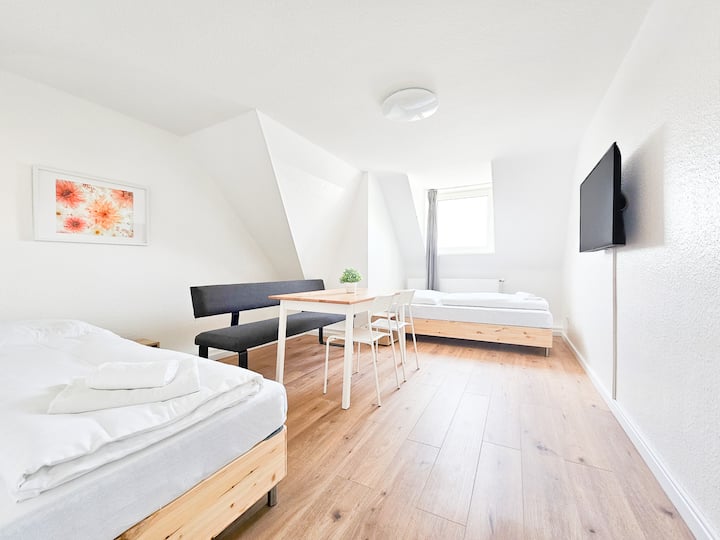 Raj Living - 2 Room Apartment In The Attic - Krefeld