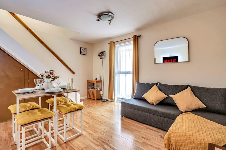 Central Cozy House With Private Balcony! - London