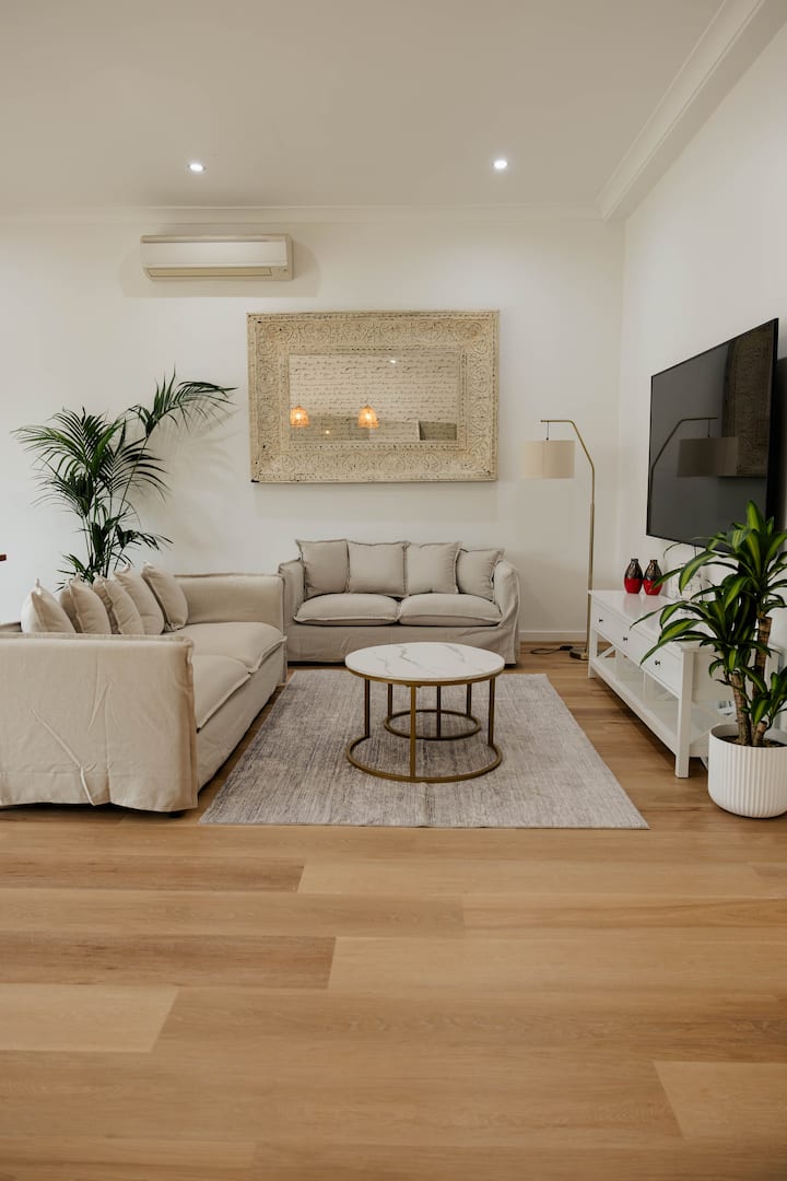 Eat Street Family Retreat– 3bed, 2bath, Playground - Waratah