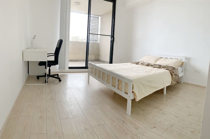 Spacious Master Bedroom And Large Balcony - Sydney