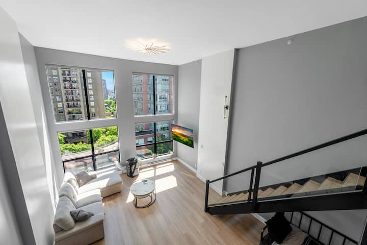 Spacious Two Floor Loft With Rooftop Patio - Vancouver