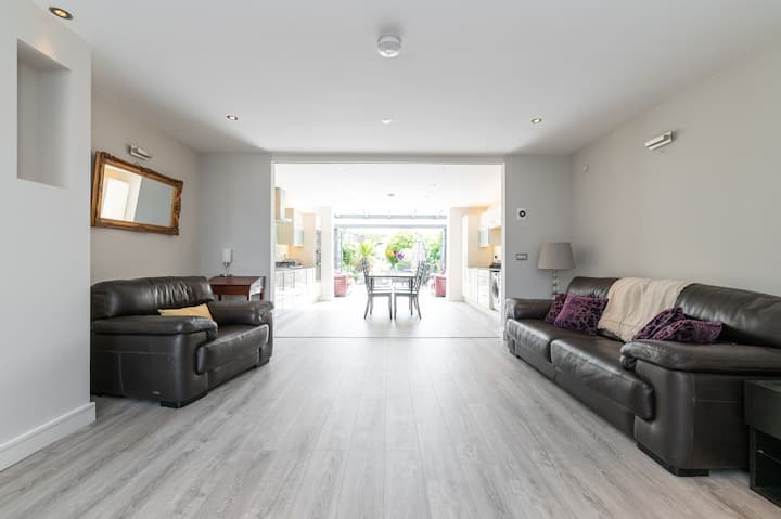 Bright 3br Home W/ Open Living & Garden - Dublin 7 - Dublin