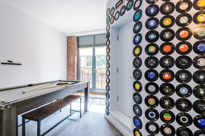 Pool Table, Stunning 2bed Apt, Central Location - Wirral