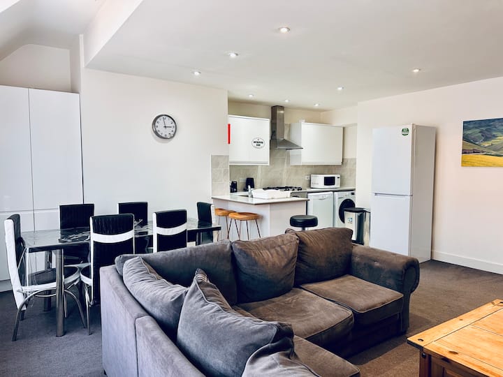 High Street Duplex 3 Bed Flat - Staines-upon-Thames