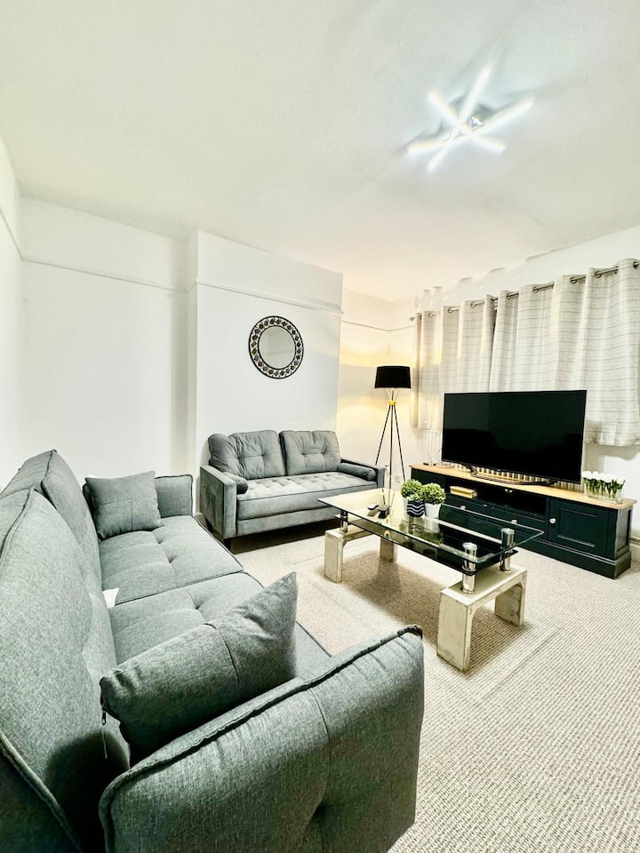 Comfy 4 Bedroom Maisonette - London
