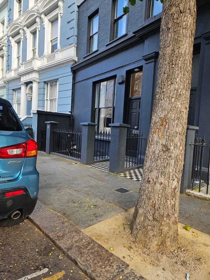 Notting Hill Mews - Portobello - London