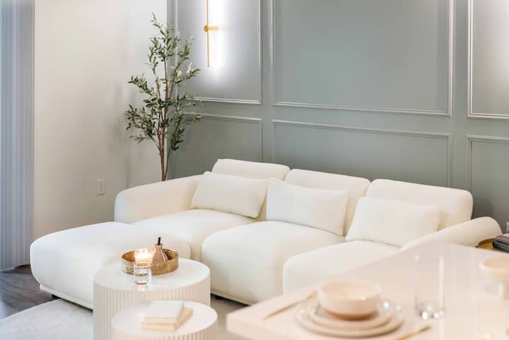 The Selena® - Designer 1br W/ King Bed, Pool, Gym - Costa Mesa, CA