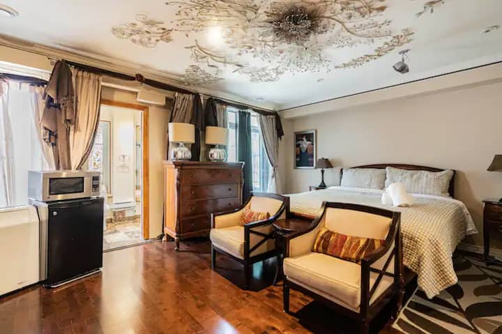 Elegant 3-br Apartment With Free Parking & Jacuzzi - Montreal