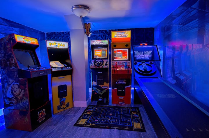 Sleeps 14 L Game Room L Private Parking L Fire Pit - Falls Church, VA