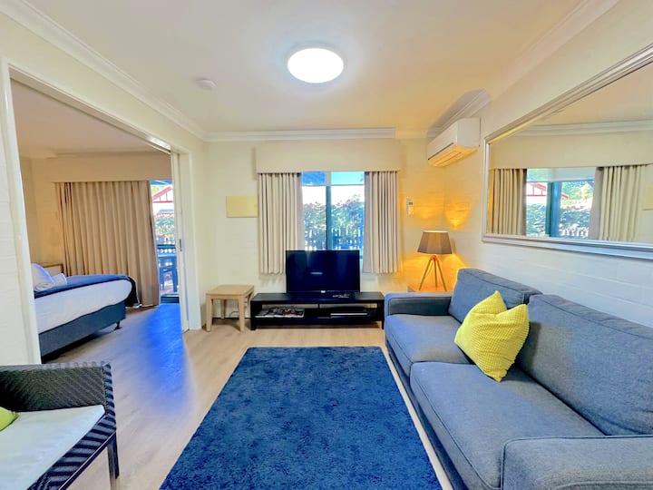 Staywest 28 - Subiaco Village Swimming Pool & Spa - 