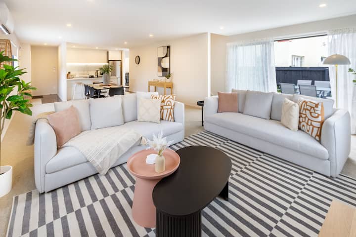 Church Corner,  Parking And Large Living Area - West Coast