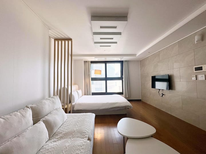 Plum • • #엘시티와해변1분#넷플릭스#더베이101#영화의거리#구남로 - South Korea