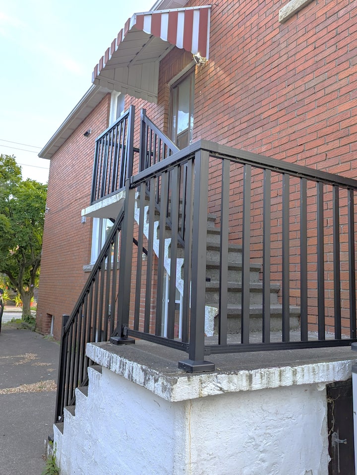 Falls View Retreat - 2nd Floor Unit - Niagara Falls