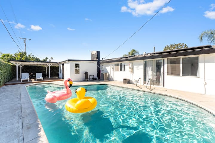 5 Min Disney! Hot Tub + Pool + Theater + Game Room - Anaheim