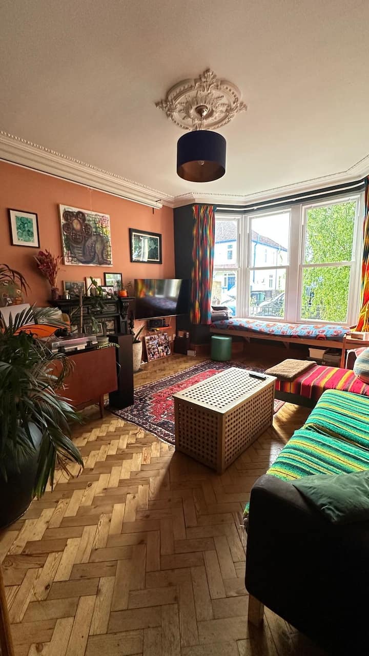 Light-filled Colourful Family Home Near Centre - Bristol