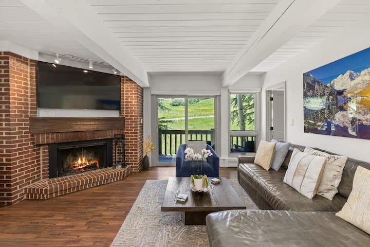 Ski Nest Chalet • Renovated Slope-side 2br - Snowmass Village, CO