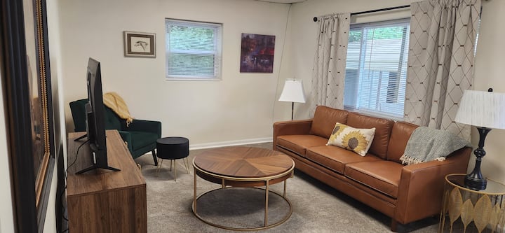 Quiet 2br Getaway | Private Deck + Trails+near Wvu - モーガンタウン, WV