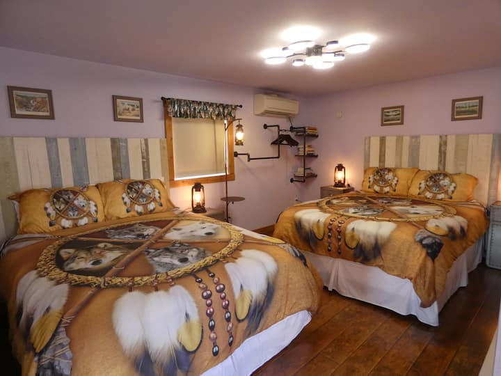 Yellowstone Xl Studio: No Cleaning Fee/free Wi-fi! - West Yellowstone, MT