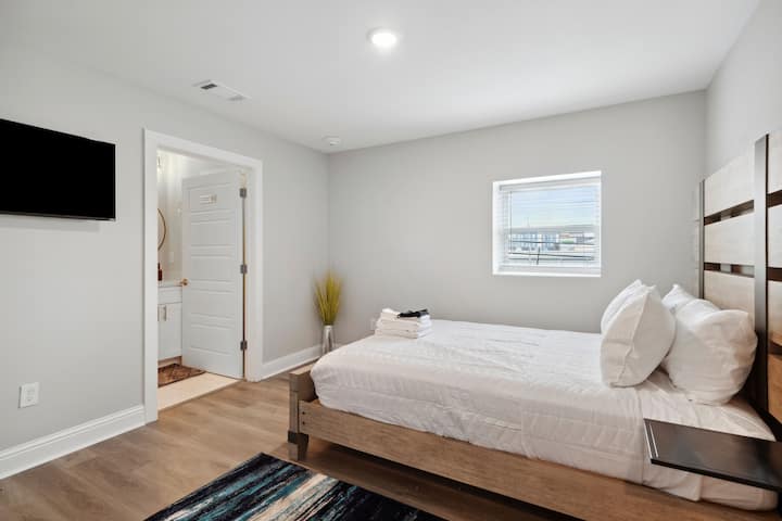 Hip Hotel Suite W/parking, Pool, Wifi And Kitchen - Metairie, LA