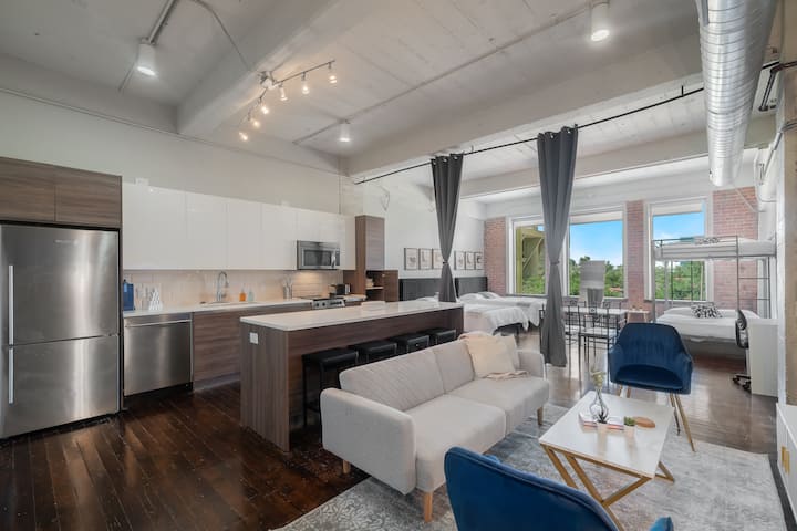 Upscale Downtown Loft | Free Valet Parking | Pool - Dallas, TX