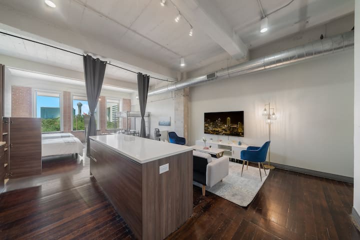 Upscale Downtown Loft | Free Valet Parking | Pool - Dallas, TX