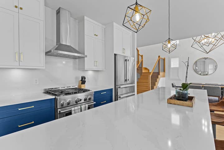 Upscale 4 Bedroom Family Home - W. Parking, W&d - Ottawa