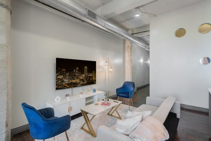 Posh Downtown Loft | Free Valet Parking | Pool - Dallas, TX