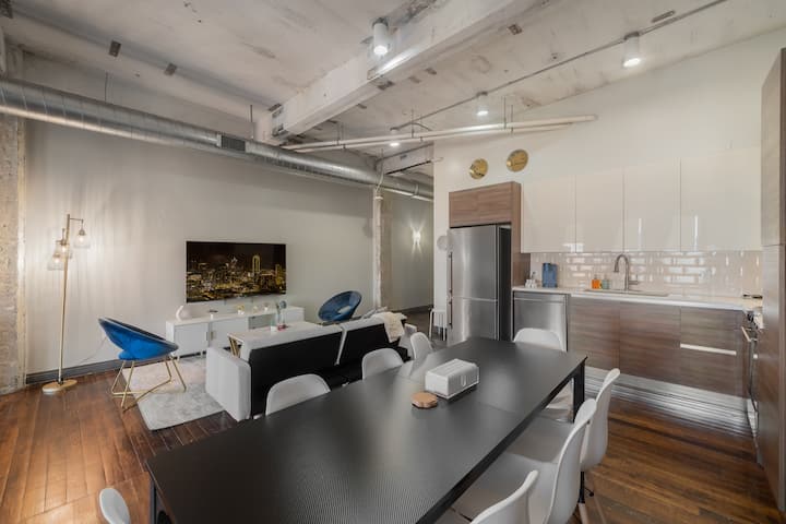 Lavish Downtown Loft | Free Valet Parking | Pool - Dallas, TX
