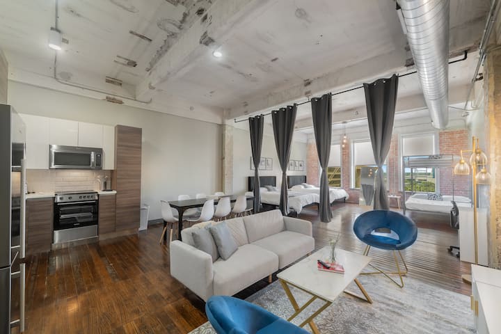 Lavish Downtown Loft | Free Valet Parking | Pool - Dallas, TX