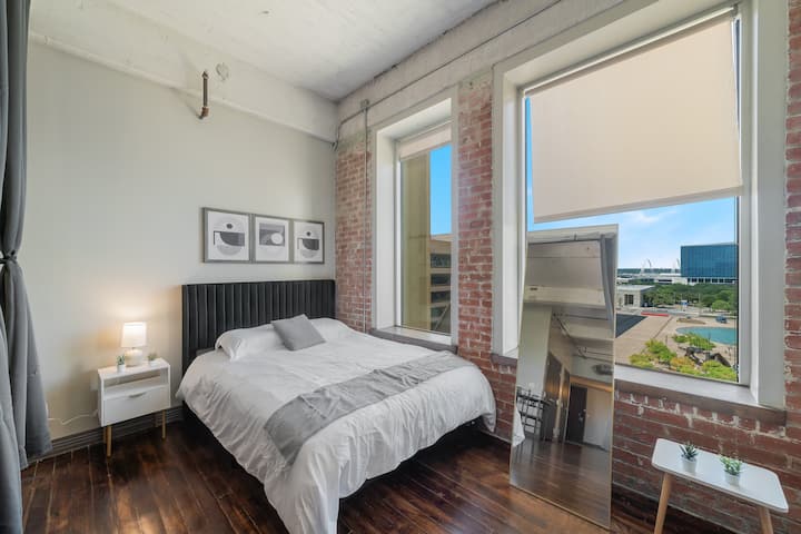 Luxe Downtown Loft | Free Valet Parking | Pool - 댈러스