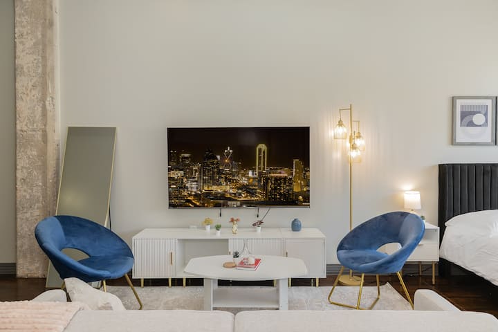 Sleek Downtown Loft | Free Valet Parking | Pool - Dallas, TX