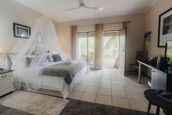 Room 3 - Luxury Room - White River