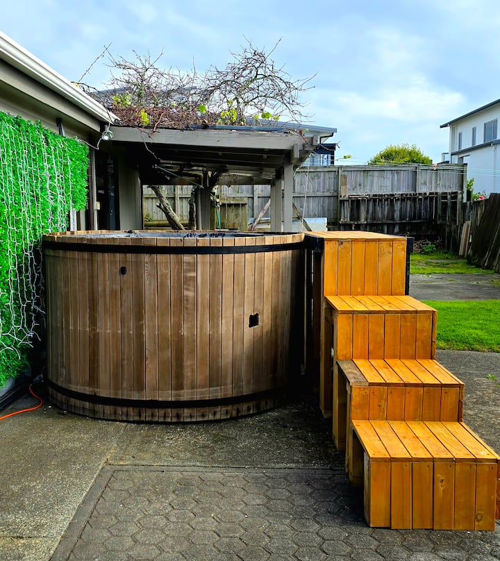 Group Getaway: Hot Tub, Beach, Games Room - Ruakākā