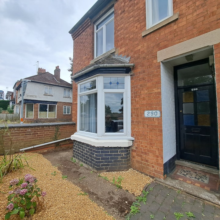 Huge 4 Bed In The Heart Of Kettering - Kettering