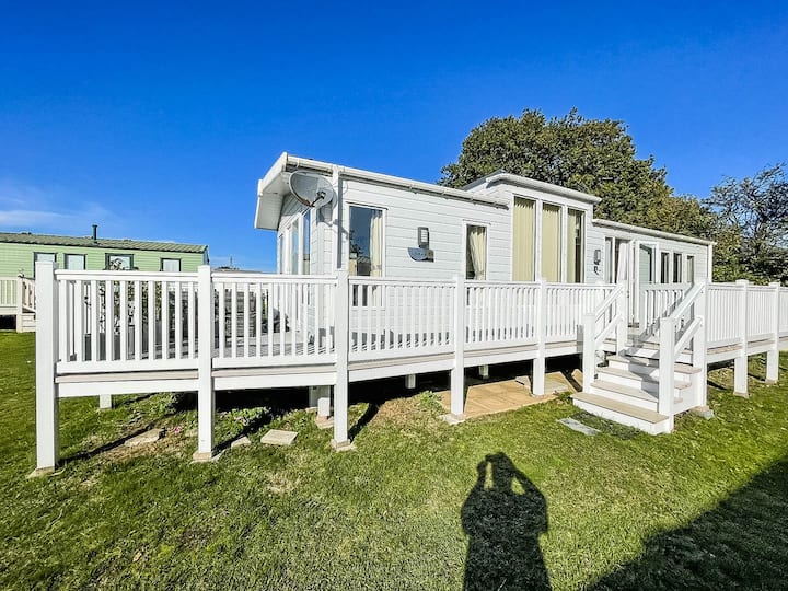 Modern Caravan At Valley Farm Park Ref 46682b - Clacton-on-Sea