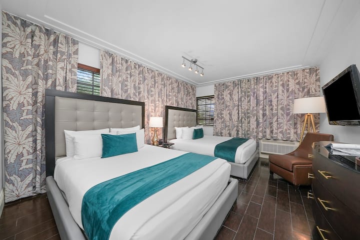 Private Room 2 Queen Beds, 2 Pools Rooftop Sundeck - Miami Beach, FL