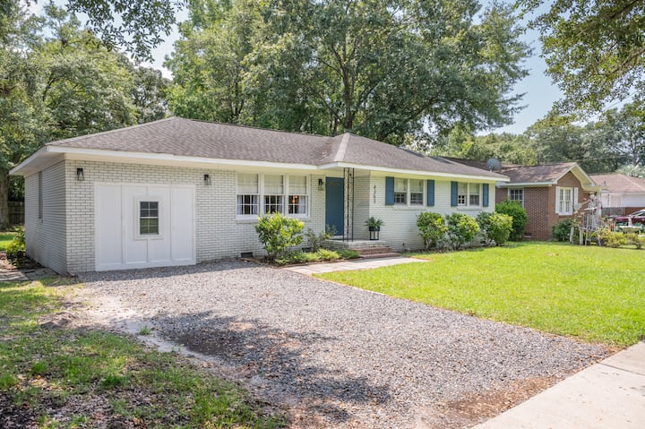 Paramount Paradise: Stylish + Screen Porch! - Charleston, SC